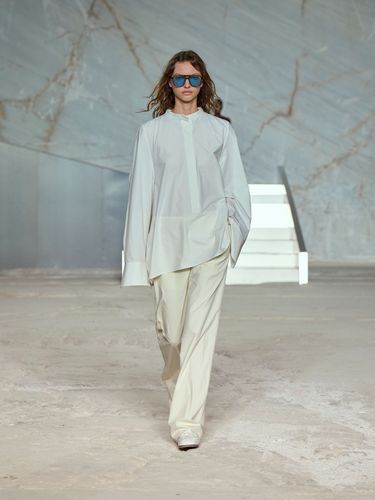 See all the looks from the COS spring/summer 2025 runway - Vogue ...
