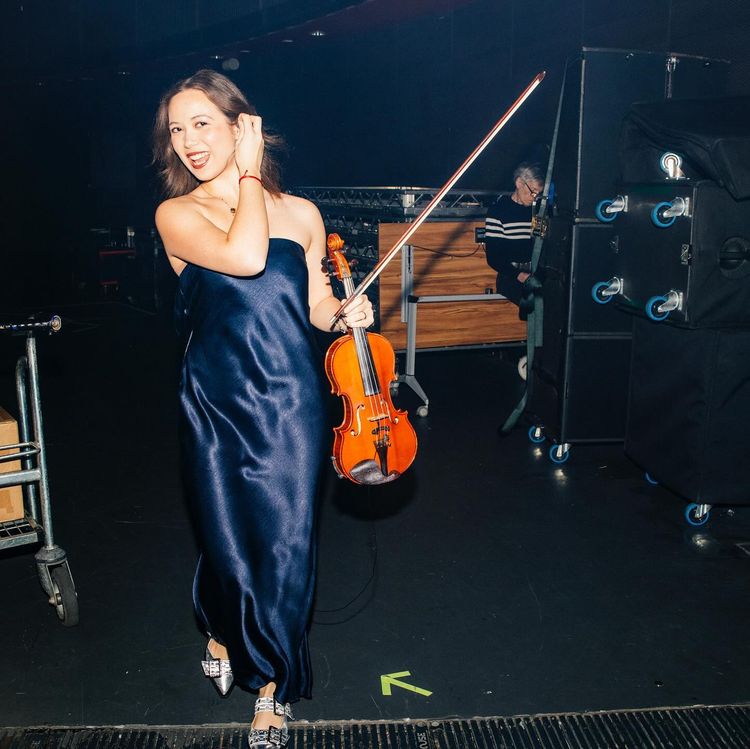 Everything to know about Junia, Laufey's identical twin sister - Vogue ...