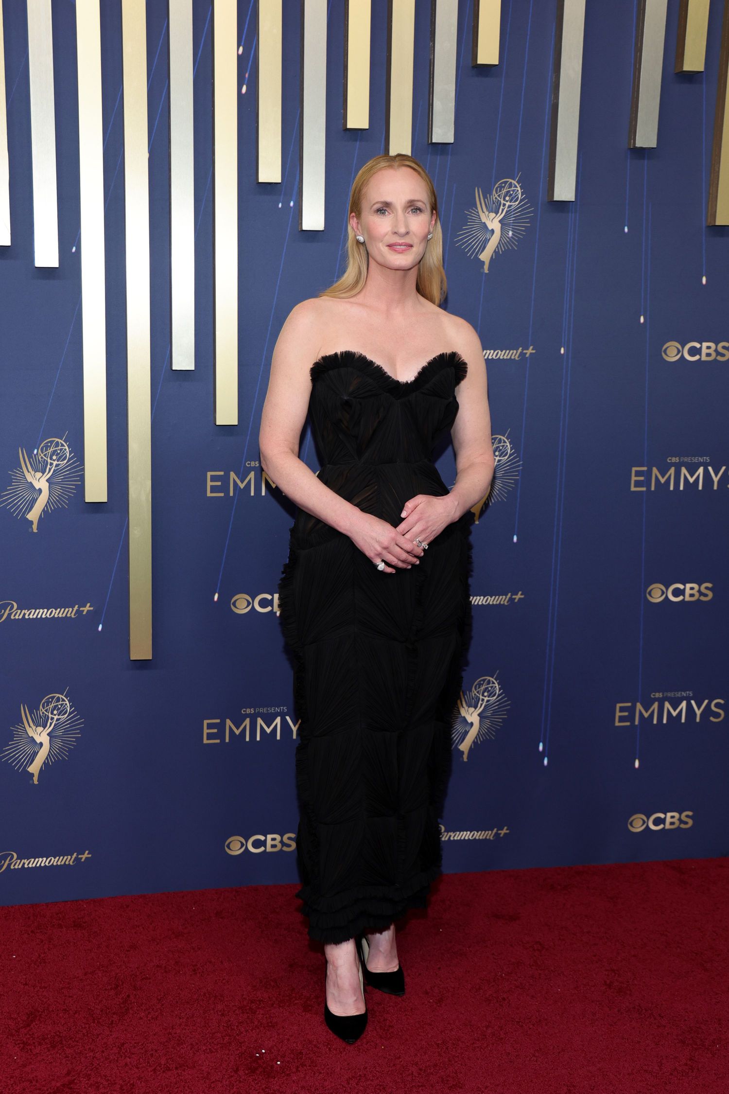 Actress Genevieve O’Reilly awes at the Emmys in ArdAzAei - Vogue ...