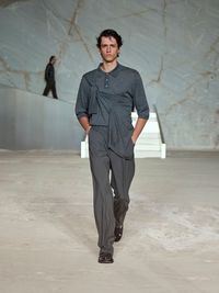 See all the looks from the COS spring/summer 2025 runway - Vogue ...