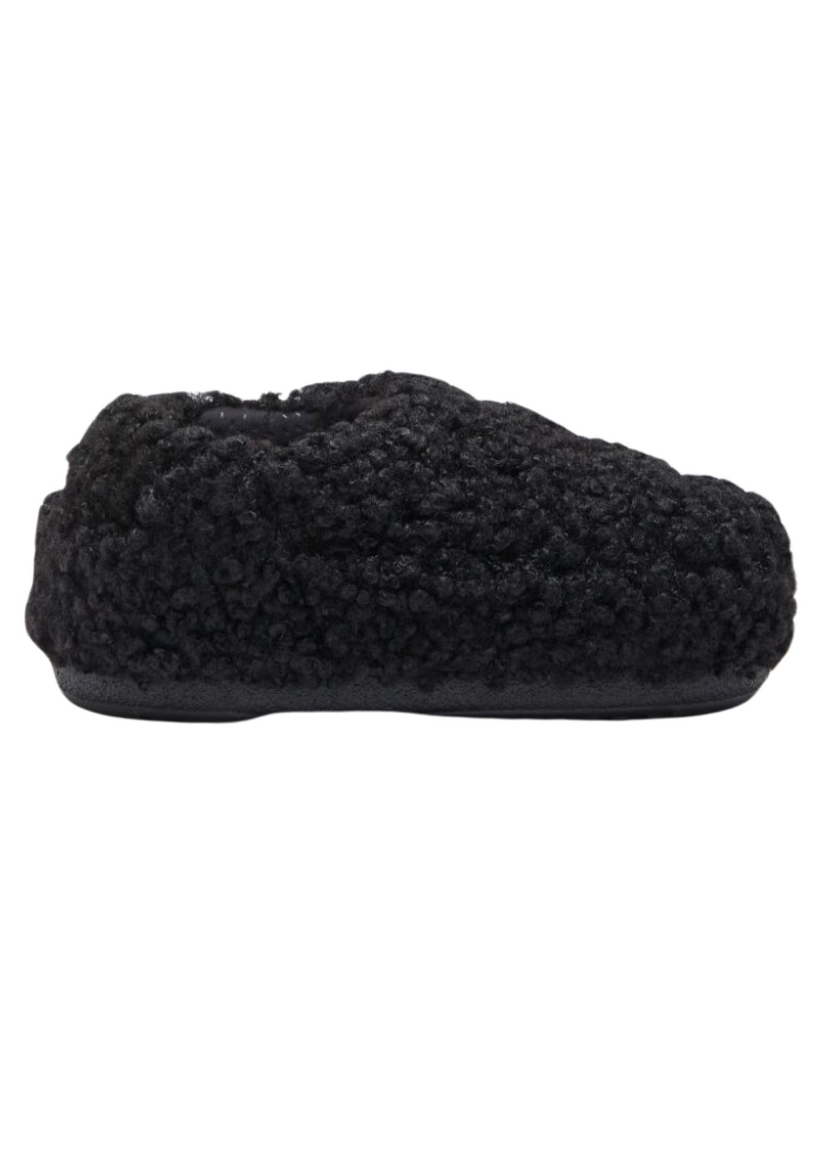 The best 20 fuzzy slippers to keep your feet warm this winter - Vogue ...