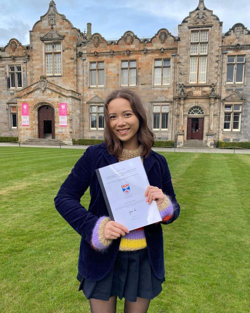 Everything to know about Junia, Laufey's identical twin sister - Vogue ...