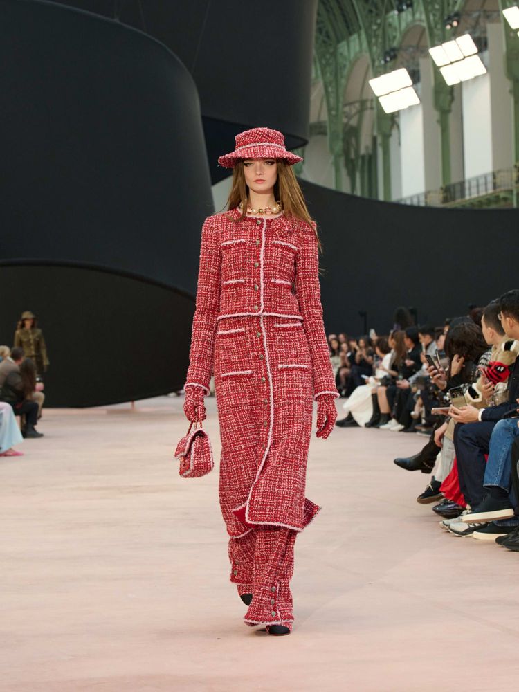 See all the looks from Chanel's FW25 ready-to-wear runway show at Paris ...
