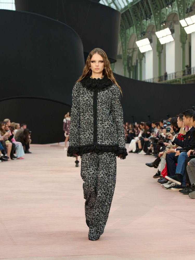 See all the looks from Chanel's FW25 ready-to-wear runway show at Paris ...