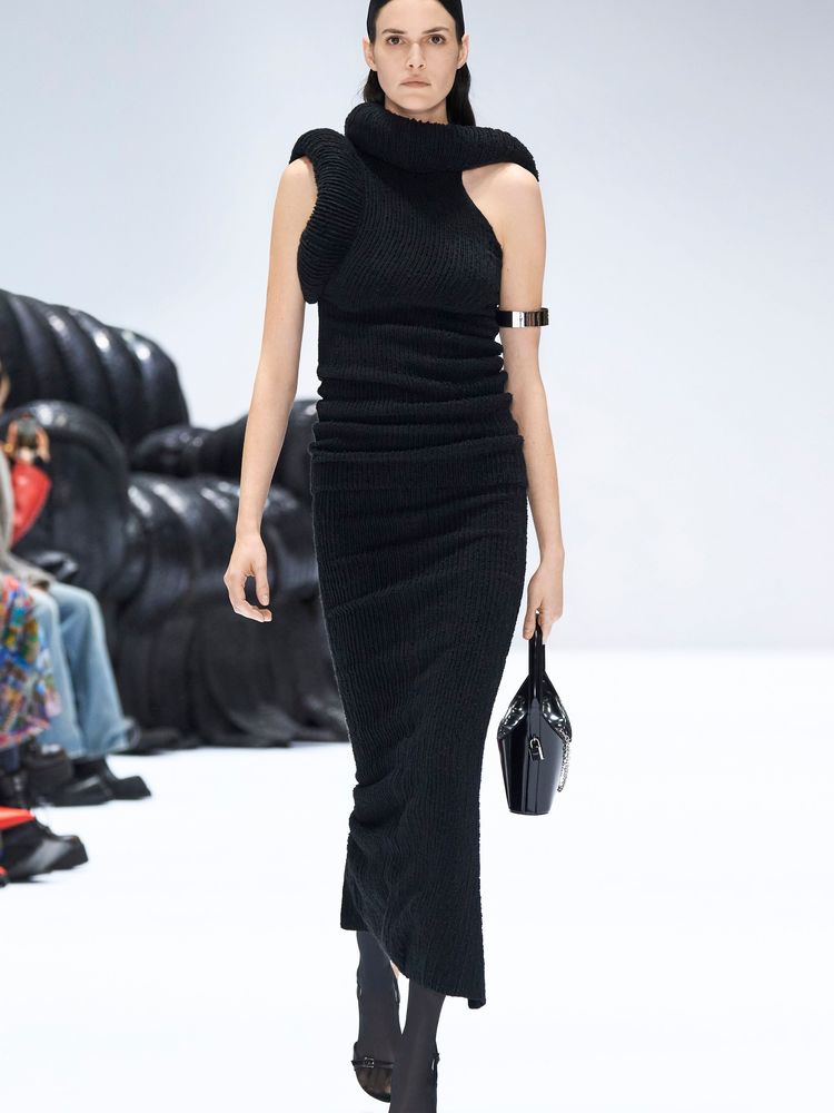 See all the looks from Acne Studios' FW24 runway show at Paris Fashion Week - Vogue Scandinavia