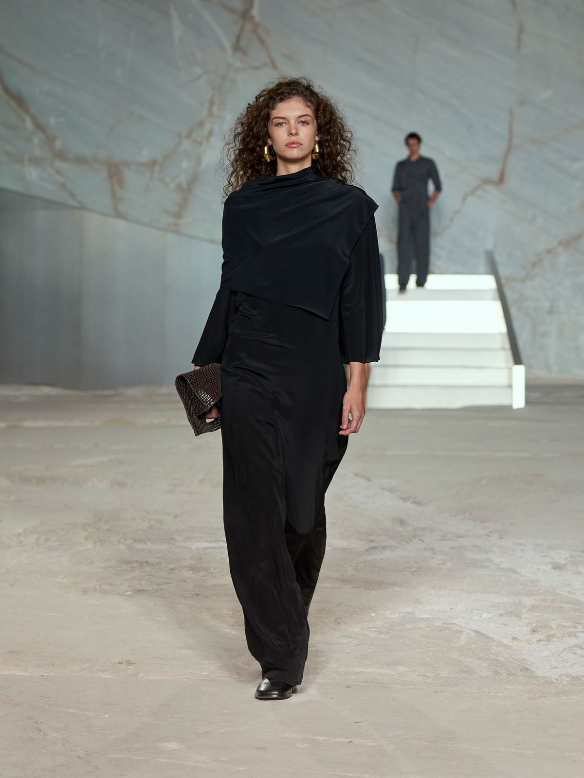See all the looks from the COS spring/summer 2025 runway - Vogue ...
