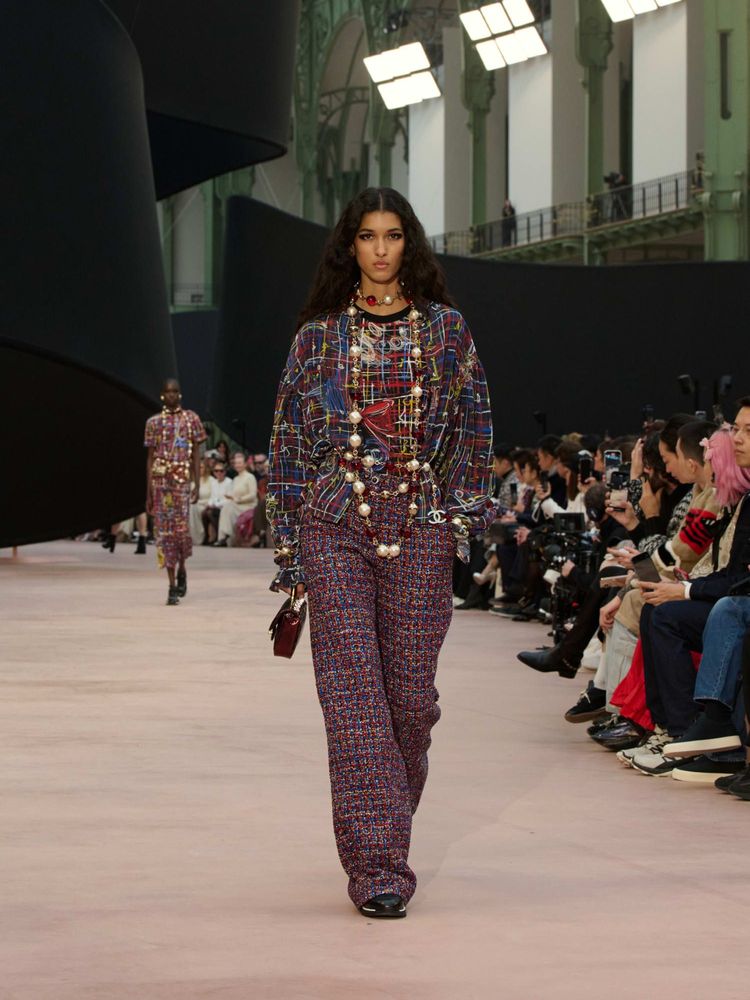 See all the looks from Chanel's FW25 ready-to-wear runway show at Paris ...