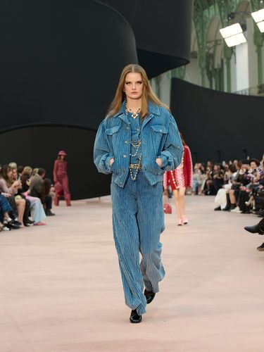 See all the looks from Chanel's FW25 ready-to-wear runway show at Paris ...