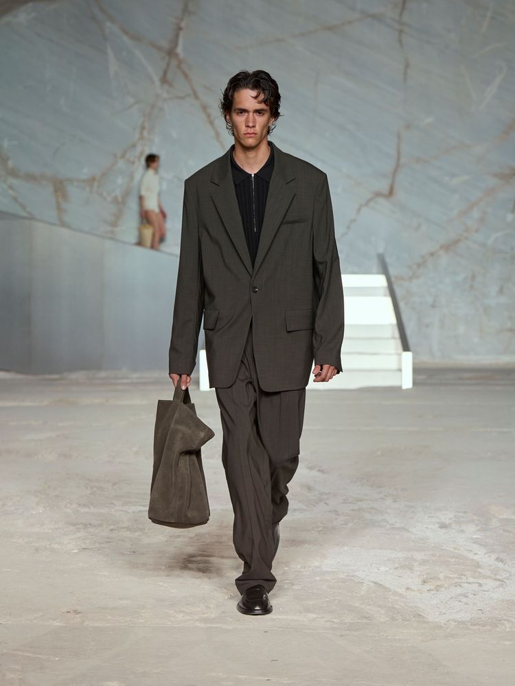 See all the looks from the COS spring/summer 2025 runway - Vogue ...