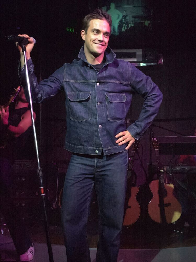 12 throwback Robbie Williams looks that prove he’s a low-key fashion ...