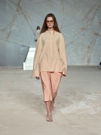 See all the looks from the COS spring/summer 2025 runway - Vogue ...