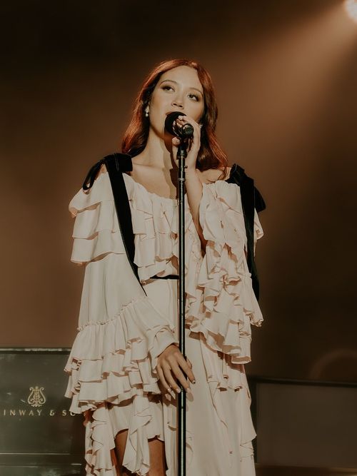 The 5 defining stage looks of Laufey - Vogue Scandinavia