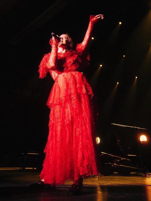 The 5 defining stage looks of Laufey - Vogue Scandinavia