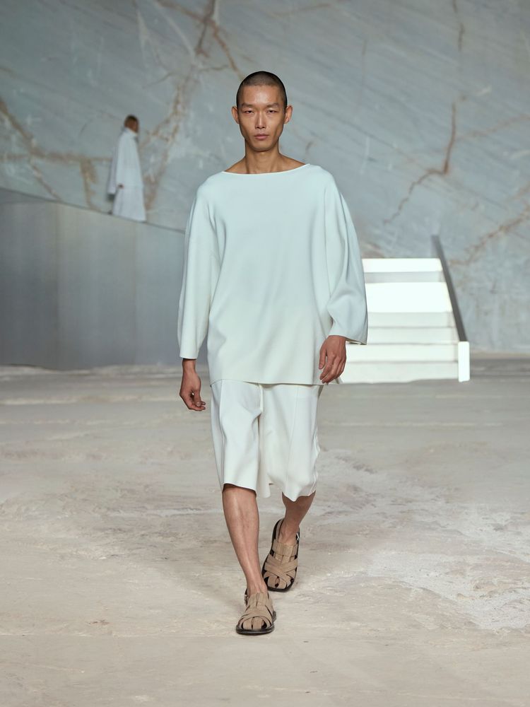 See all the looks from the COS spring/summer 2025 runway - Vogue ...