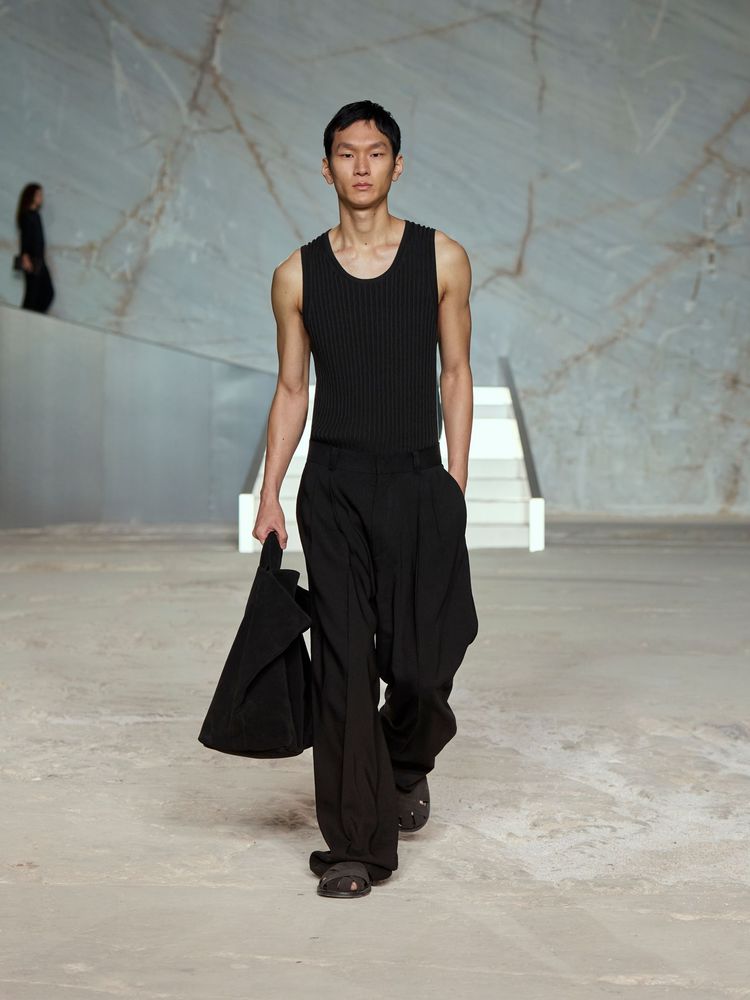 See all the looks from the COS spring/summer 2025 runway - Vogue ...