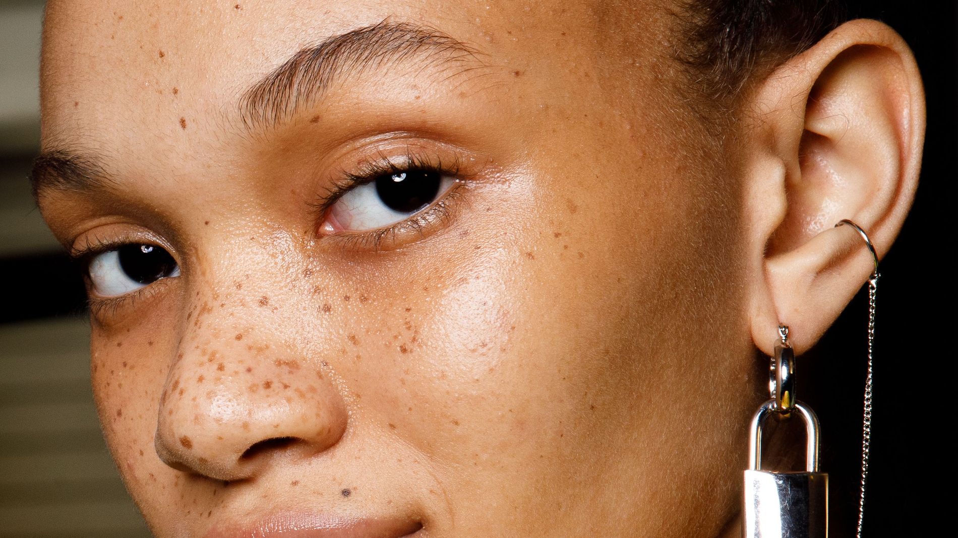 The must-know makeup tips to highlight your freckles - Vogue Scandinavia