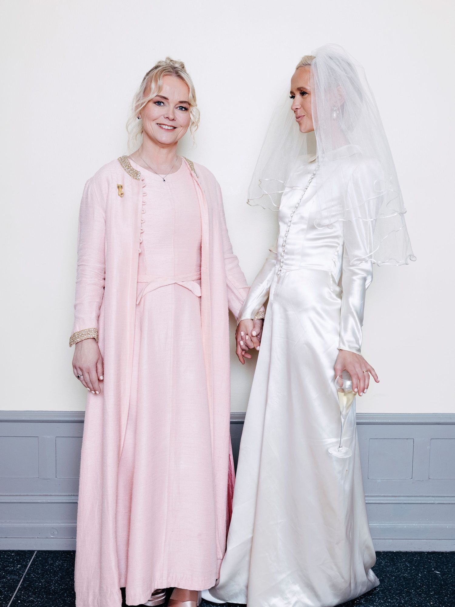 The bride rewore her grandmother’s wedding dress from 1950 to marry in ...