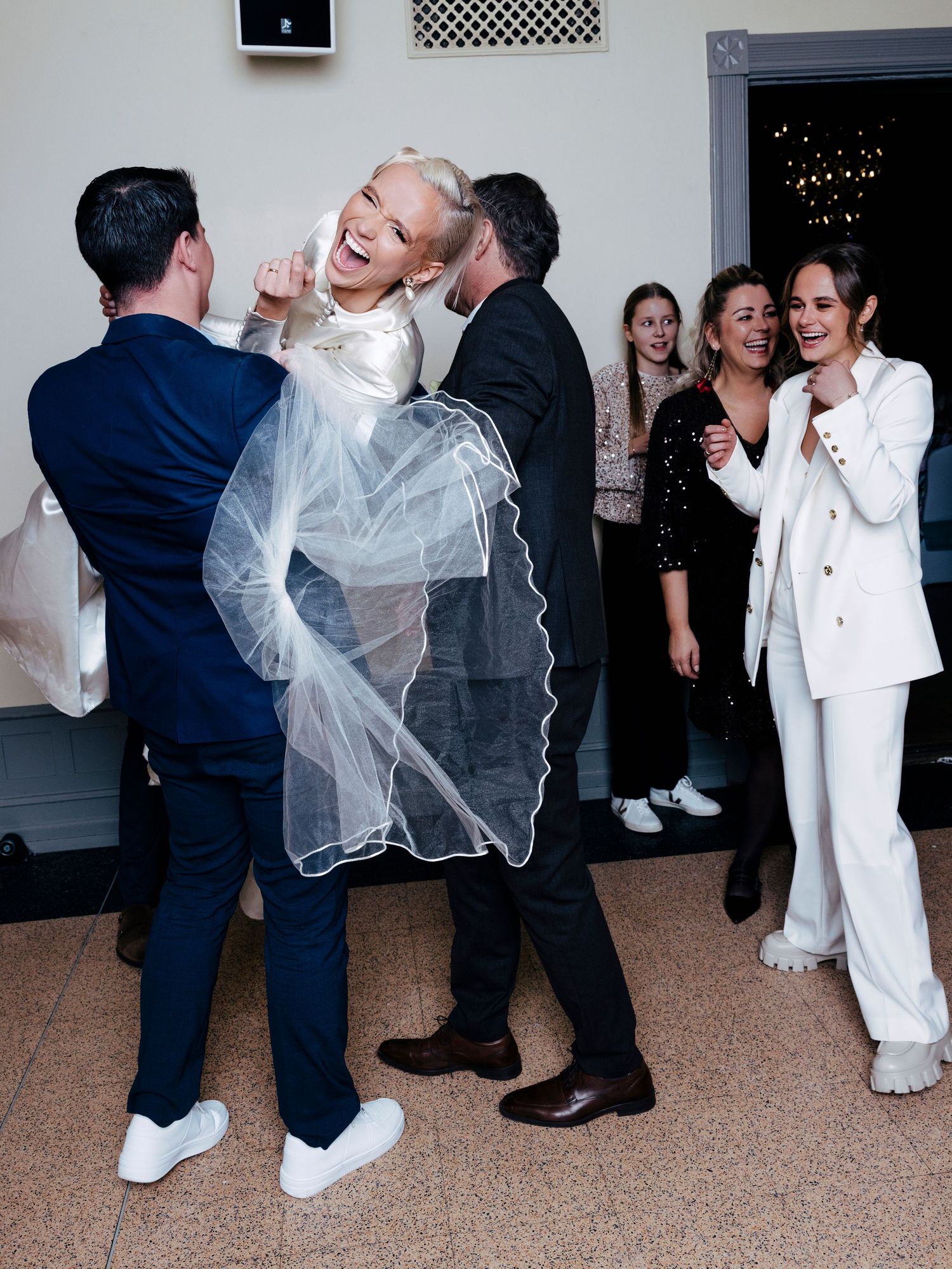 The bride rewore her grandmother’s wedding dress from 1950 to marry in ...