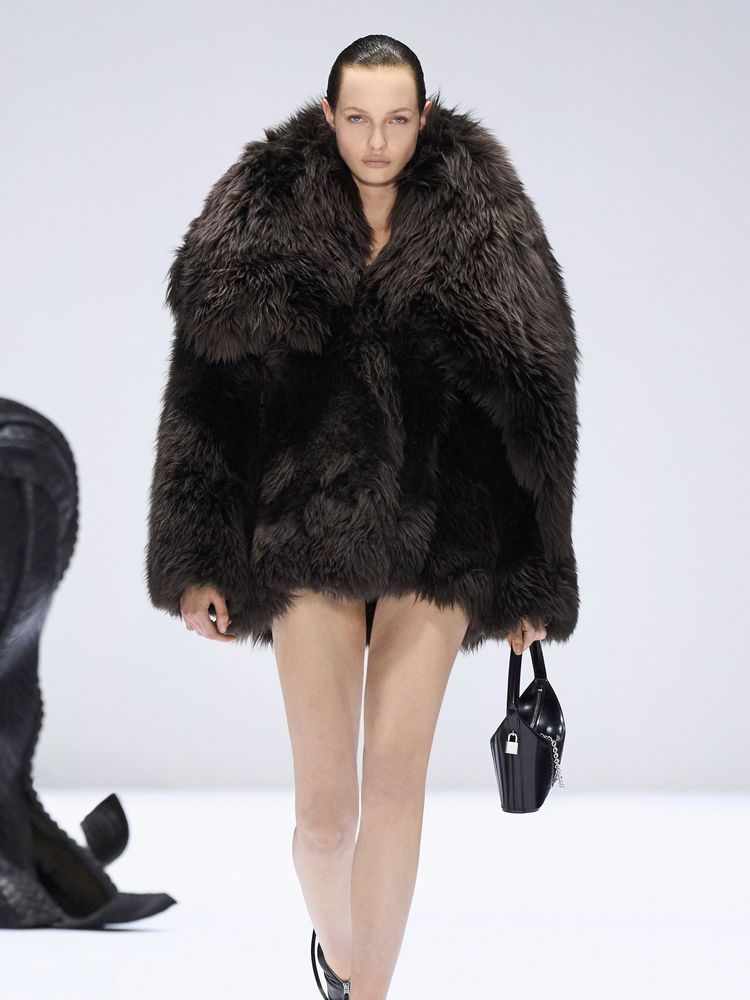 See all the looks from Acne Studios' FW24 runway show at Paris Fashion Week - Vogue Scandinavia