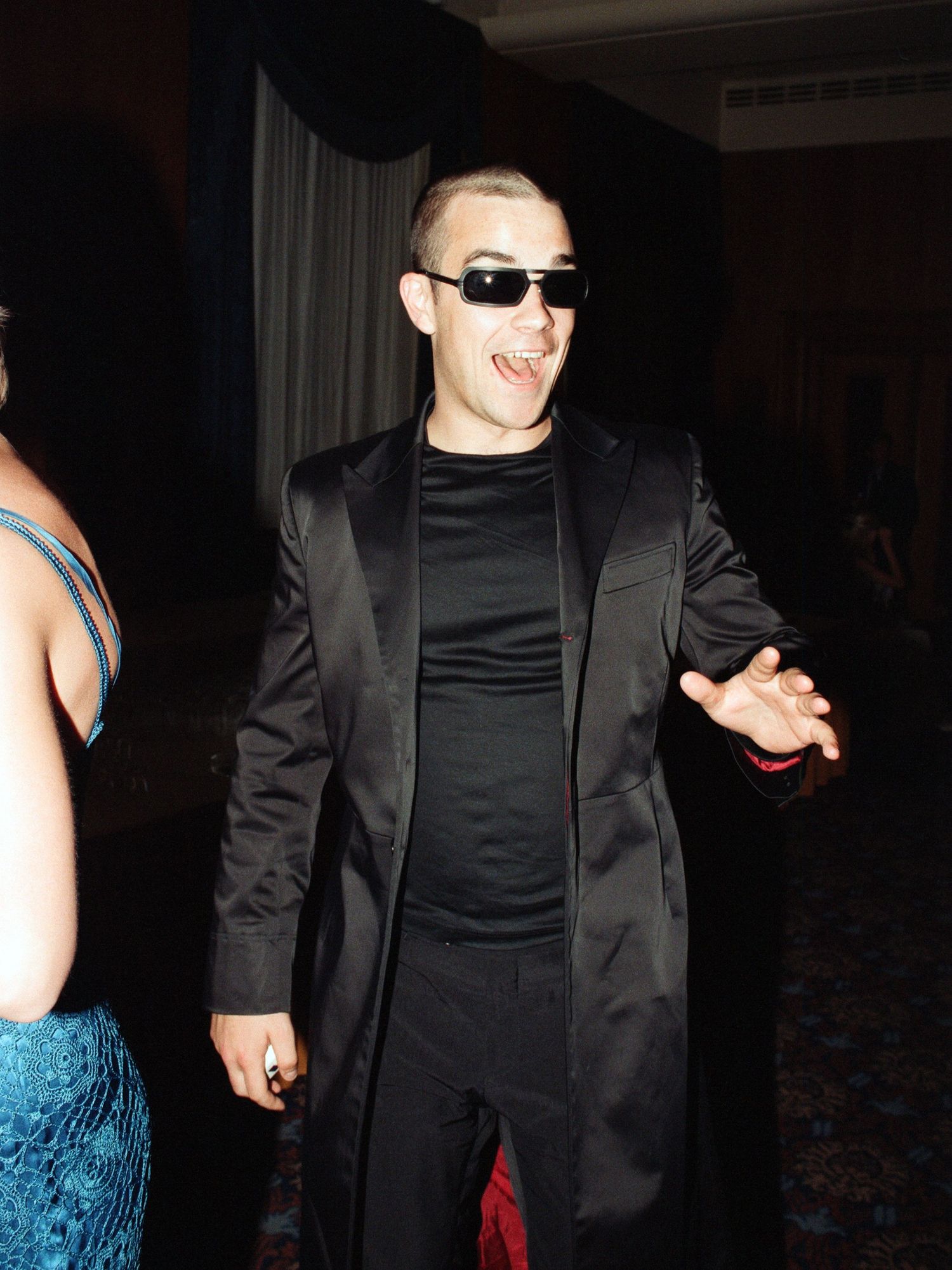 12 throwback Robbie Williams looks that prove he’s a low-key fashion ...