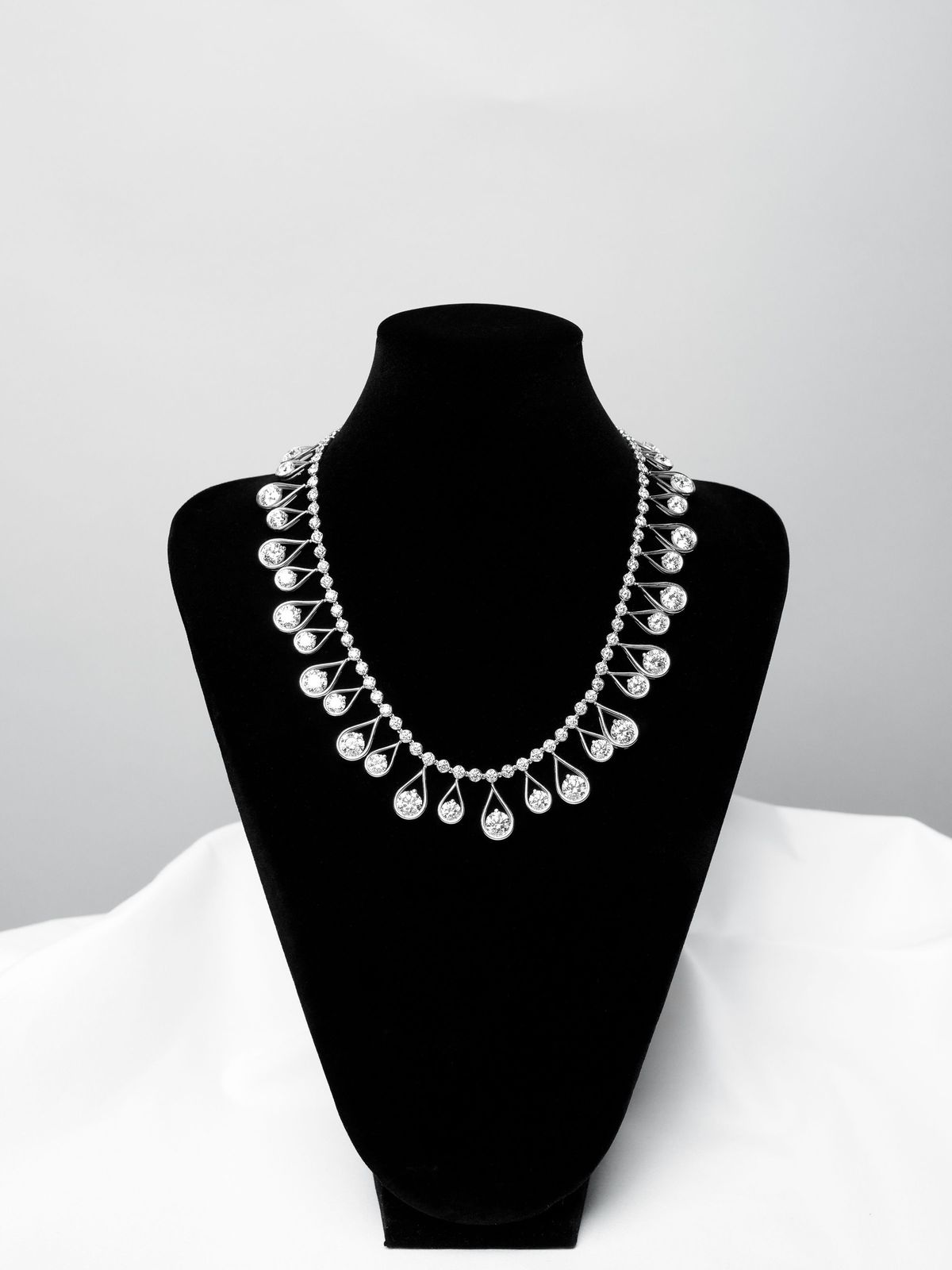 Pamela Anderson’s Pandora necklace for the 2025 BAFTA’s was upcycled ...