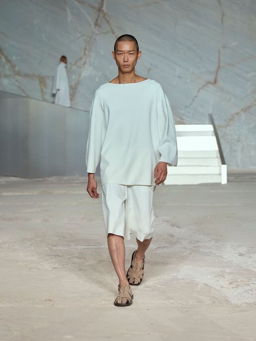 See all the looks from the COS spring/summer 2025 runway - Vogue ...
