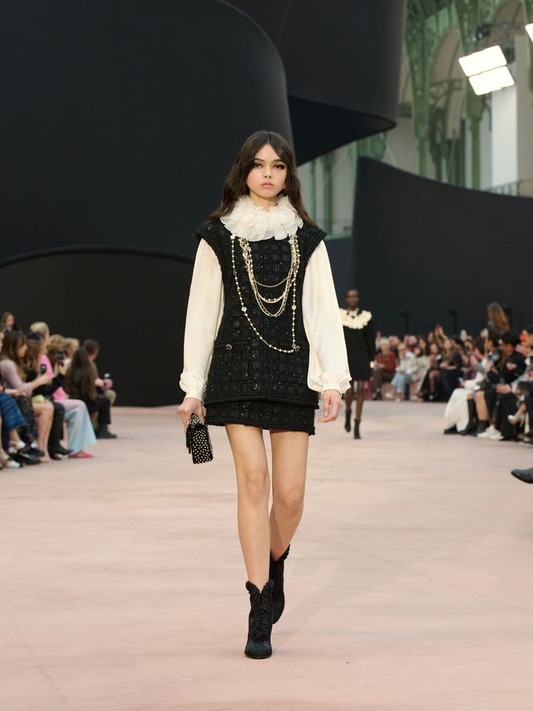See all the looks from Chanel's FW25 ready-to-wear runway show at Paris ...